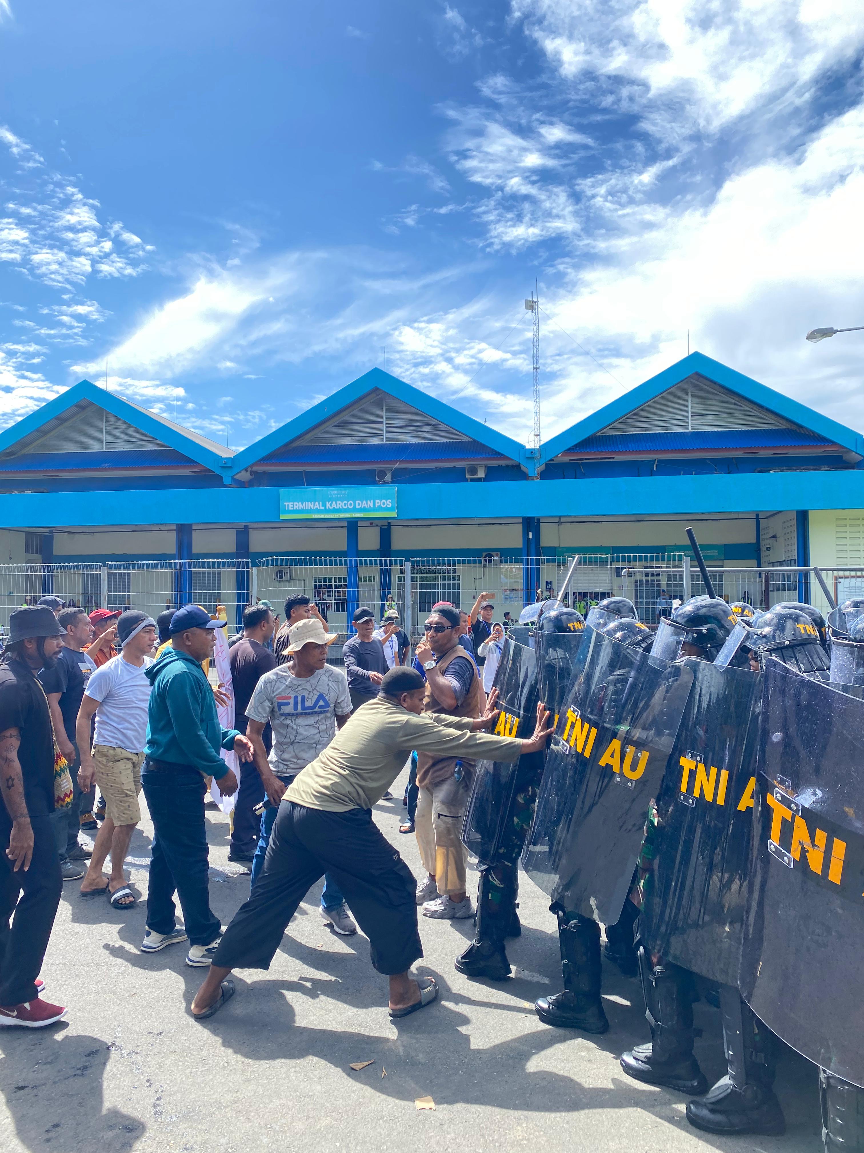 UJI KESIGAPAN PERSONEL, BANDARA PATTIMURA AMBON GELAR LATIHAN PENANGGULANGAN KEADAAN DARURAT ...